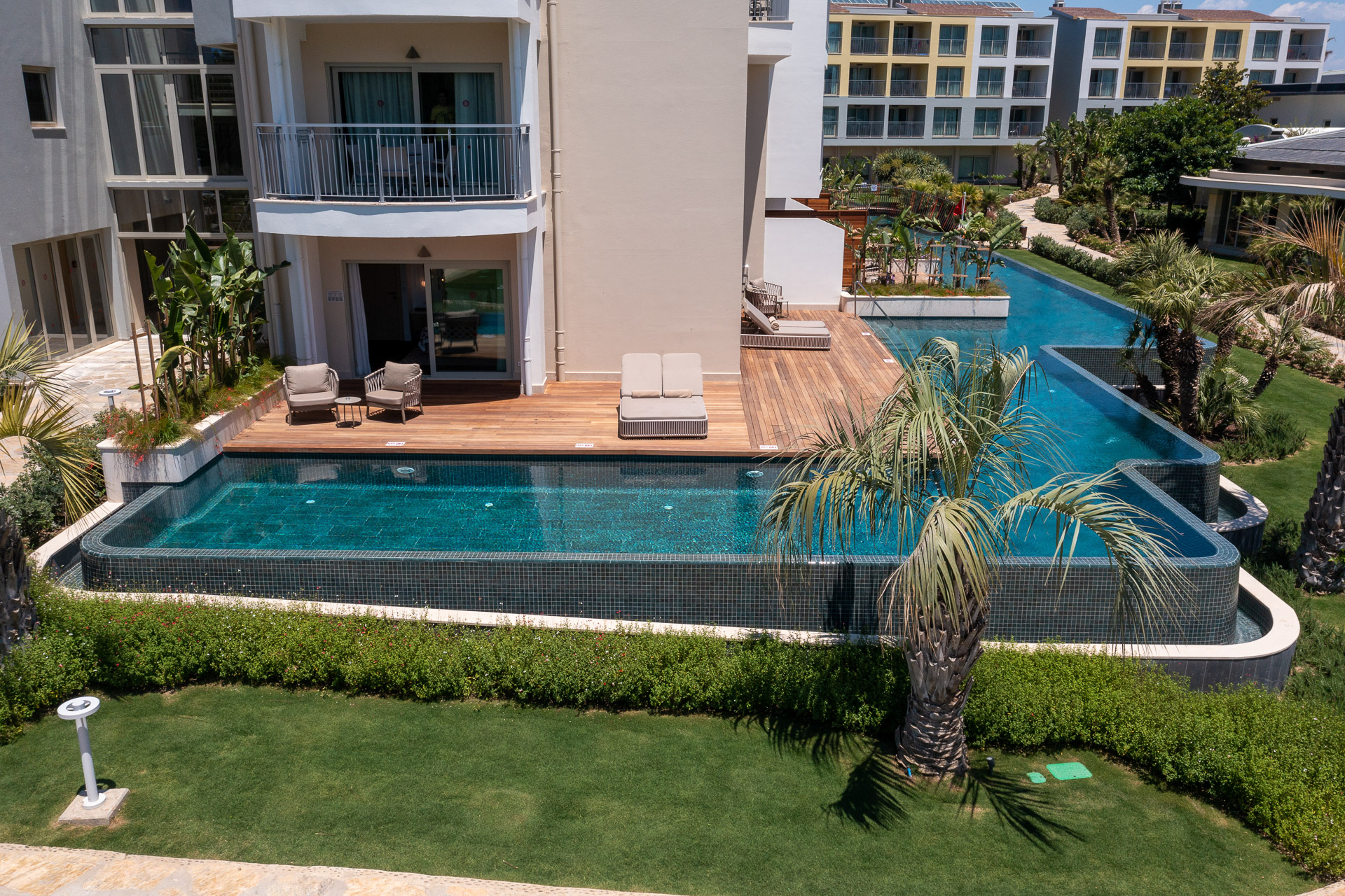 Deluxe Corner Swim-Up Family Suite | Lara Barut Collection